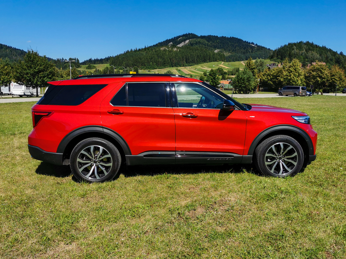 Wujek z USA znowu wpadł w odwiedziny. Ford Explorer PHEV: test
