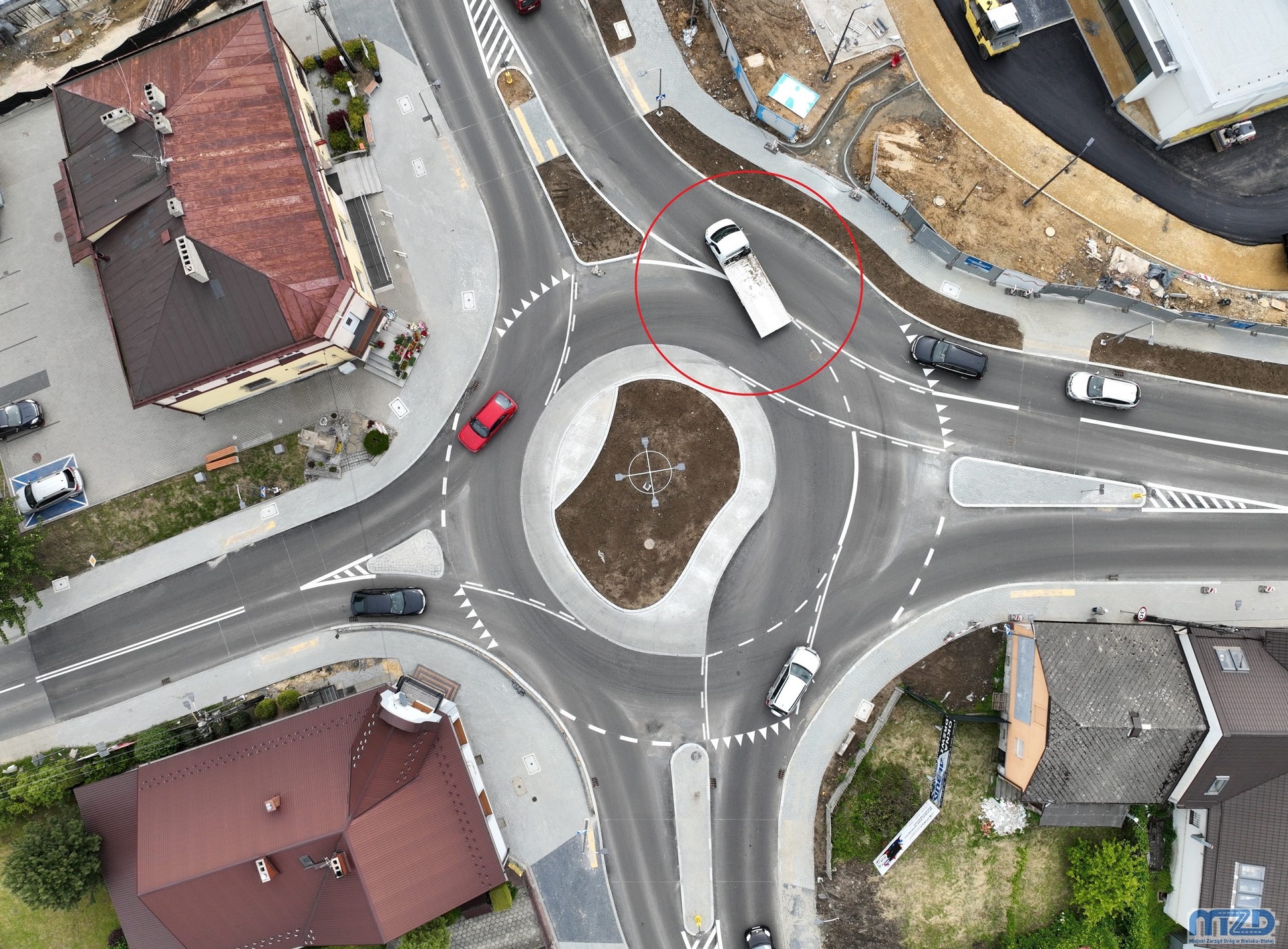 Zamiast naprawić patologiczne rondo, opublikowali film jak po nim ...